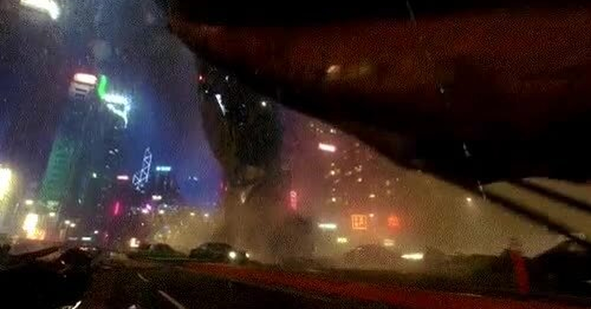 GIF: 2 lvl 100 luchando, mientras el resto de ambos equipos solo observan