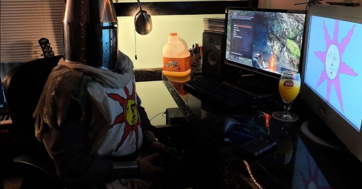 Este tío sí que se implica jugando a Dark Souls en su papel de Solaire