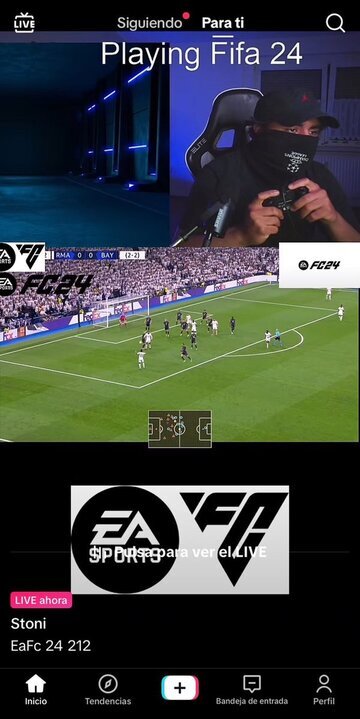 Este tío, en su emisión en directo, pone el mapa de juego, los carteles del EA FC24 y se pone a move