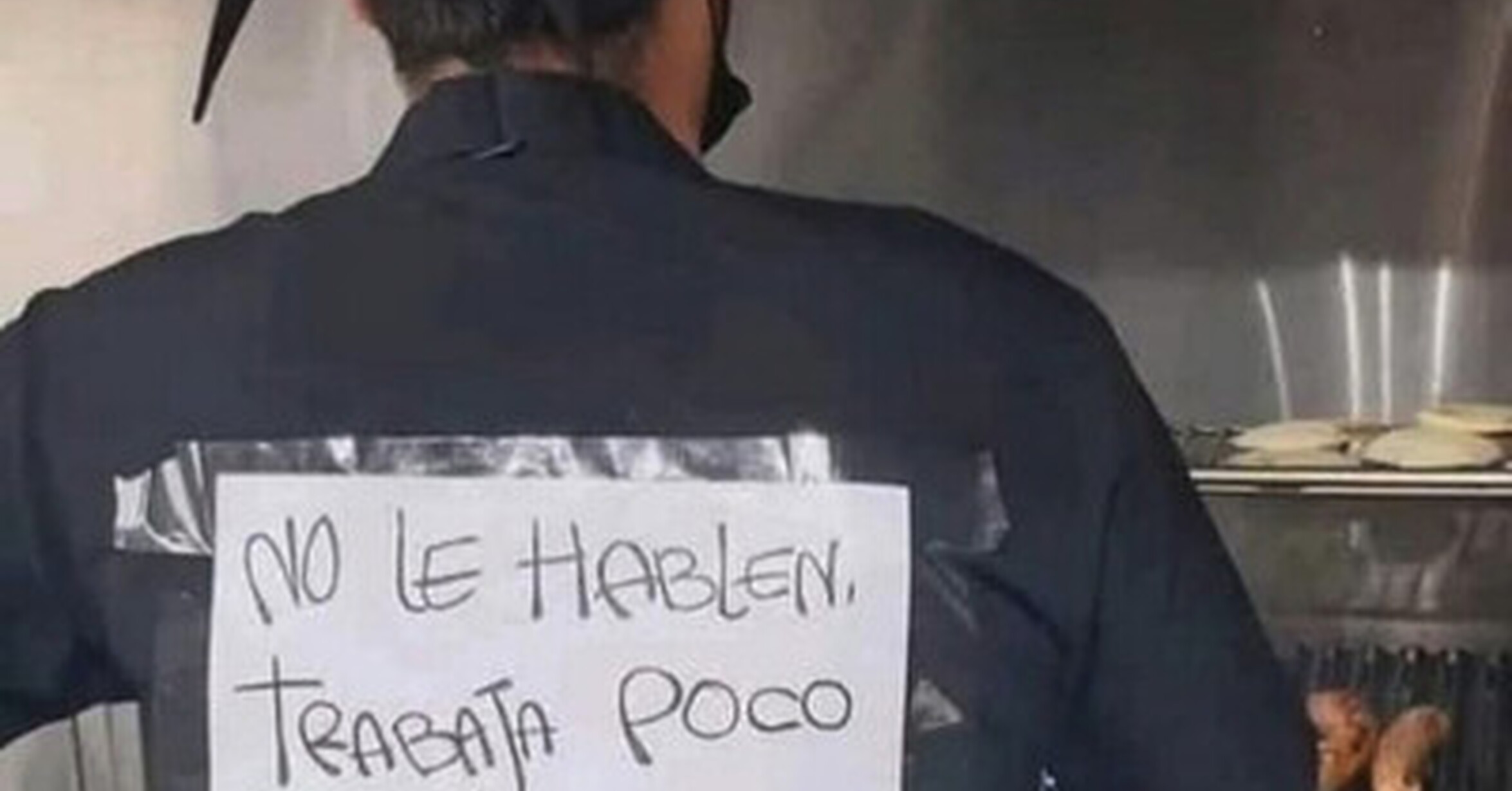 Cuánto cabrón / El jefe tuvo que ponerle un cartel en la espalda