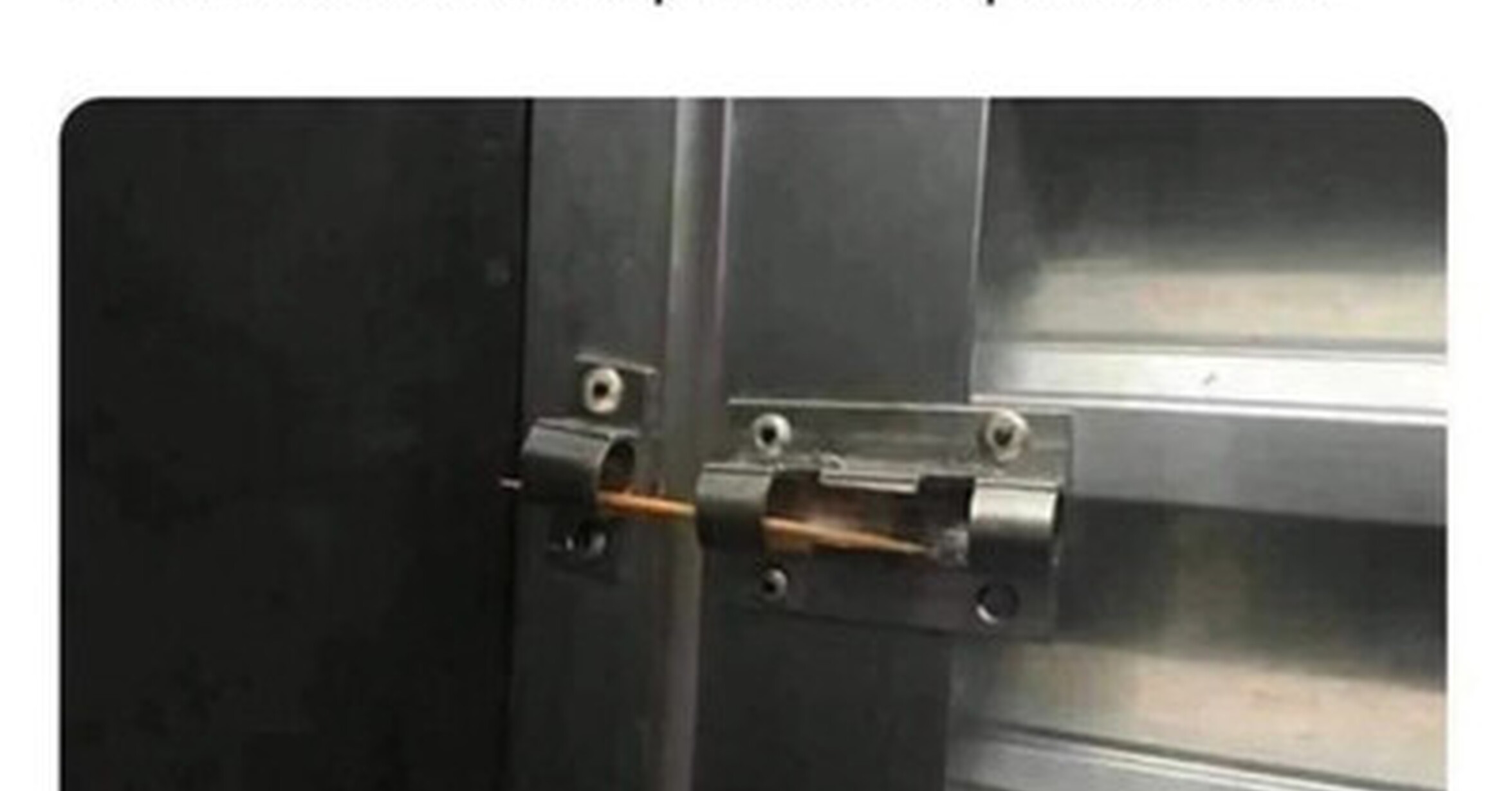 Cuánto cabrón / Puerta cerrada pero de fácil acceso