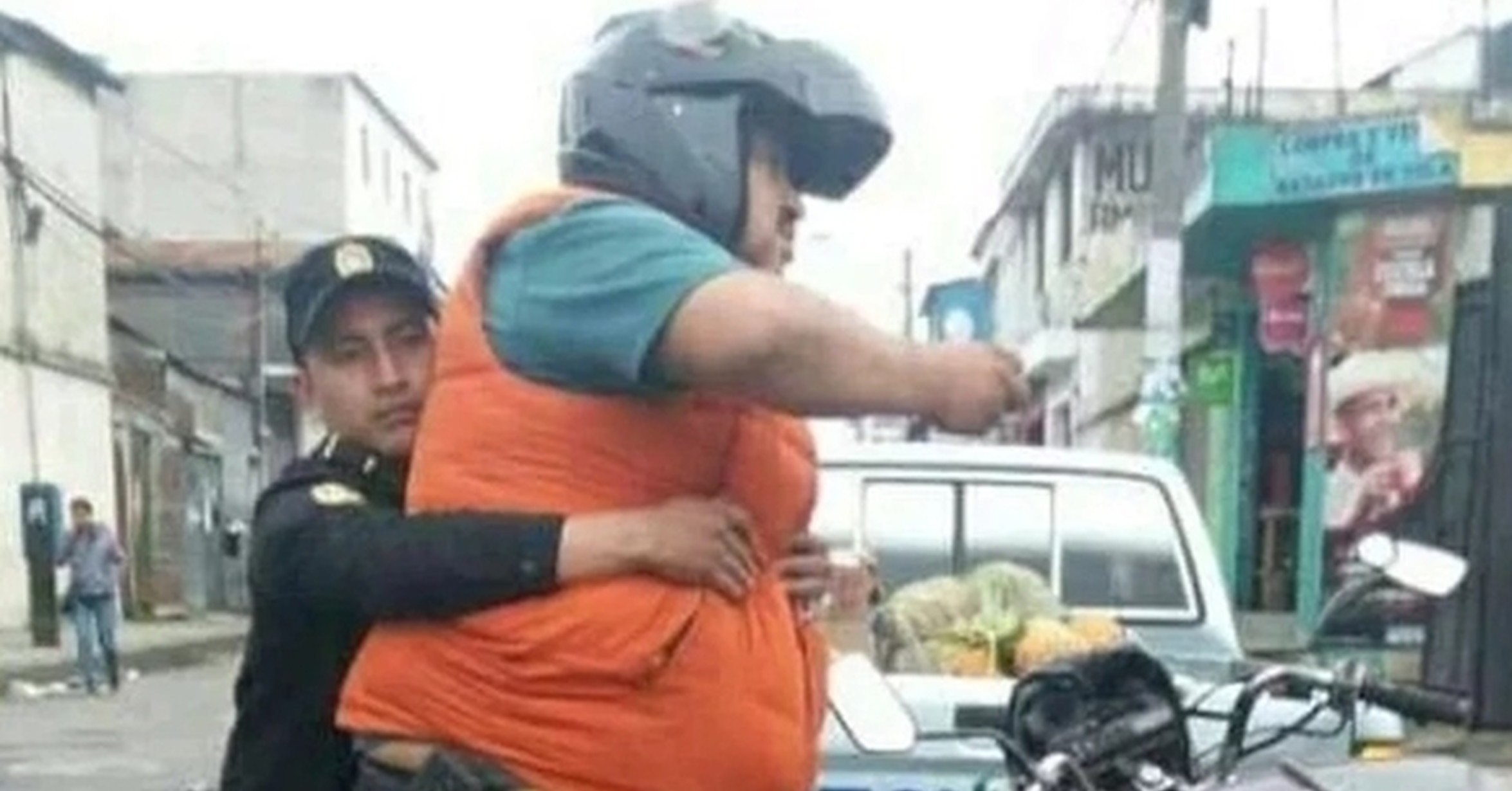 ¡Cuánta razón! / Fotografiaron a un policía en una posición incómoda e ...