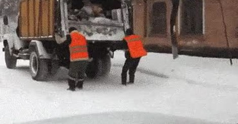 ¡Vaya GIF! / Ser basurero en Rusia no está nada mal