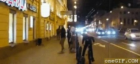 ¡Vaya GIF! / Inesperada aparición en las calles de Rusia
