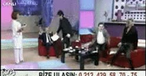 ¡Vaya GIF! / Te invitan a un programa y de repente eres poseído por Satanás