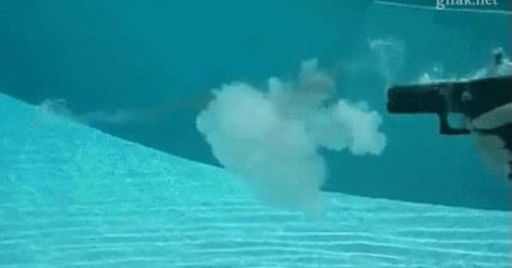 ¡Vaya GIF! / Disparo bajo el agua