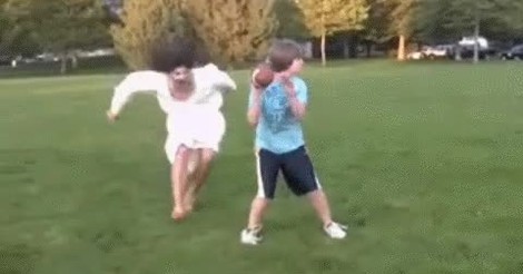 ¡Vaya GIF! / Intentar practicar deportes tranquilamente cuando...