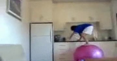 ¡Vaya GIF! / Súbete encima de la pelota decían, no pasará nada decían...