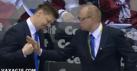 ¡Vaya GIF! / Ese momento incómodo en el que no recuerdas el saludo con ...