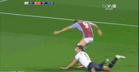 ¡Vaya GIF! / Los defensas ya no saben qué hacer para evitar que el ...