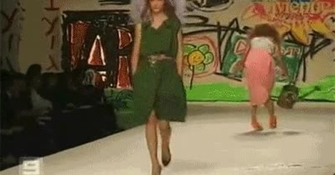¡Vaya GIF! / Ese momento incómodo en el que se te olvida cómo andar con ...