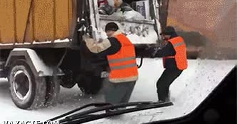 ¡Vaya GIF! / En Rusia mola ser basurero