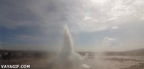 ¡Vaya GIF! / ¿Un ballena tirándose un pedo en el agua? ¡No, un géiser!