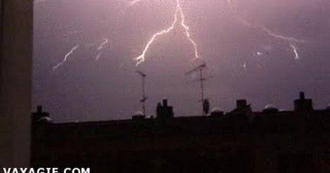 ¡Vaya GIF! / Este rayo fue grabado sobre el cielo de Copenhague