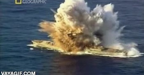 ¡Vaya GIF! / Un torpedo acertando de pleno a un barco decomisado