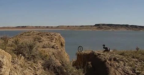 ¡Vaya GIF! / ¿Saltar barrancos con una BTT? Nah, pudiendo hacerlo con ...