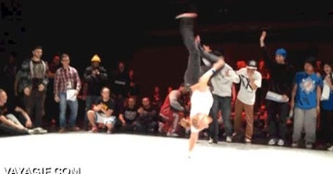¡Vaya GIF! / Ganando una batalla de breakdance usando solo un brazo