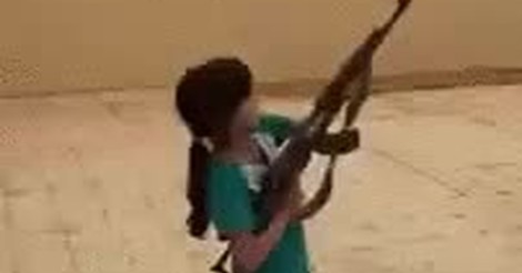 ¡Vaya GIF! / Deja disparar una metralleta a su hija y por poco no acaba ...