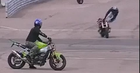 ¡Vaya GIF! / Vamos moto, debemos dejar de competir... ¡JAMÁS!