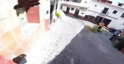 ¡Vaya GIF! / Descenso en mountain biking por mitad de un pueblo mexicano