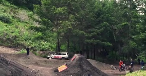 ¡Vaya GIF! / Un crack del freestyle en BTT volando entre los árboles