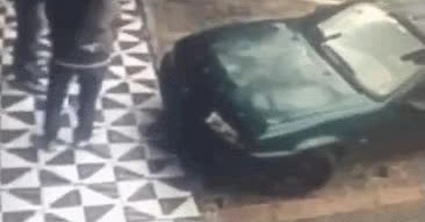 ¡Vaya GIF! / A ver si así aprende la lección, no te sientes en el capó ...