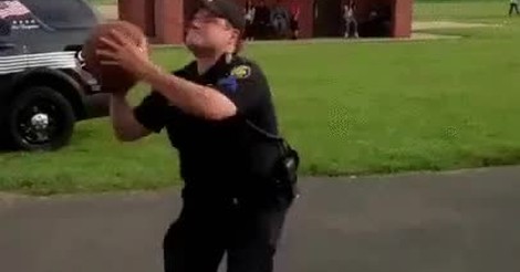 ¡Vaya GIF! / Este poli es más enrollado que Torrente