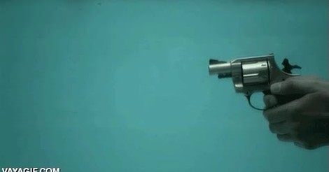 ¡Vaya GIF! / Por pequeño que sea el revólver, el efecto de su disparo ...