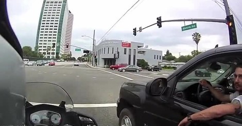 ¡Vaya GIF! / El parada en semáforo más incómoda que he visto nunca