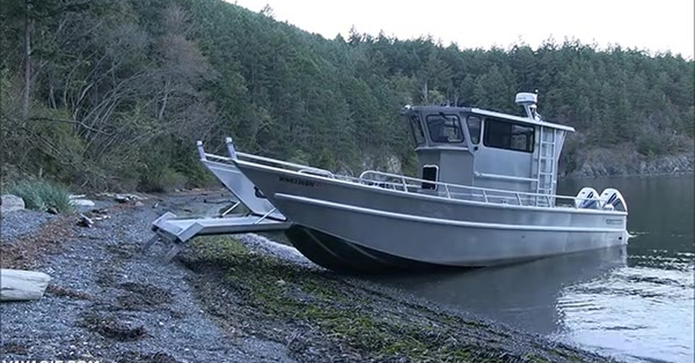 ¡Vaya GIF! / El barco que se atraca en la orilla él solito