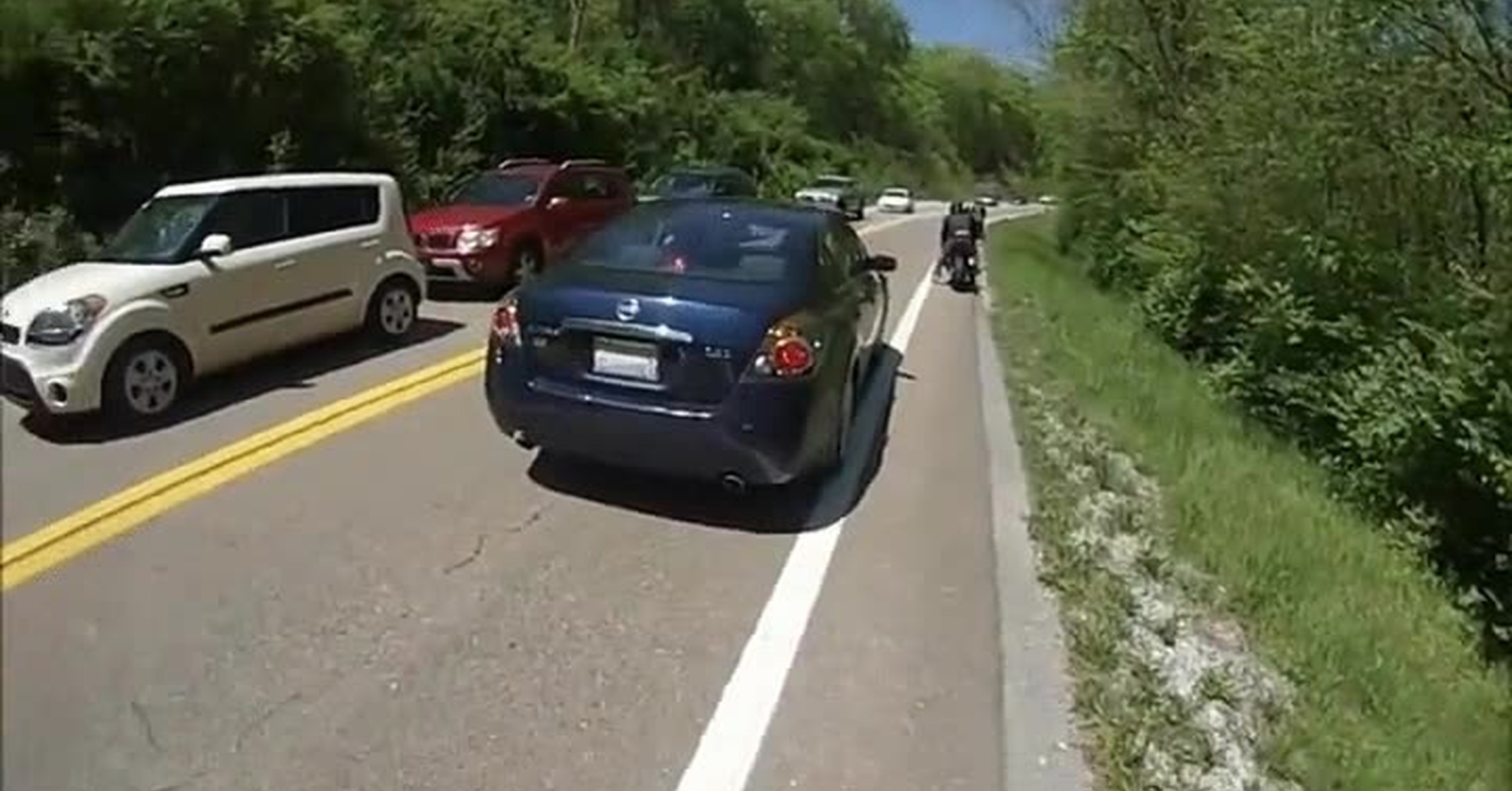 ¡Vaya GIF! / Parar en mitad de la carretera puede tener sus riesgos