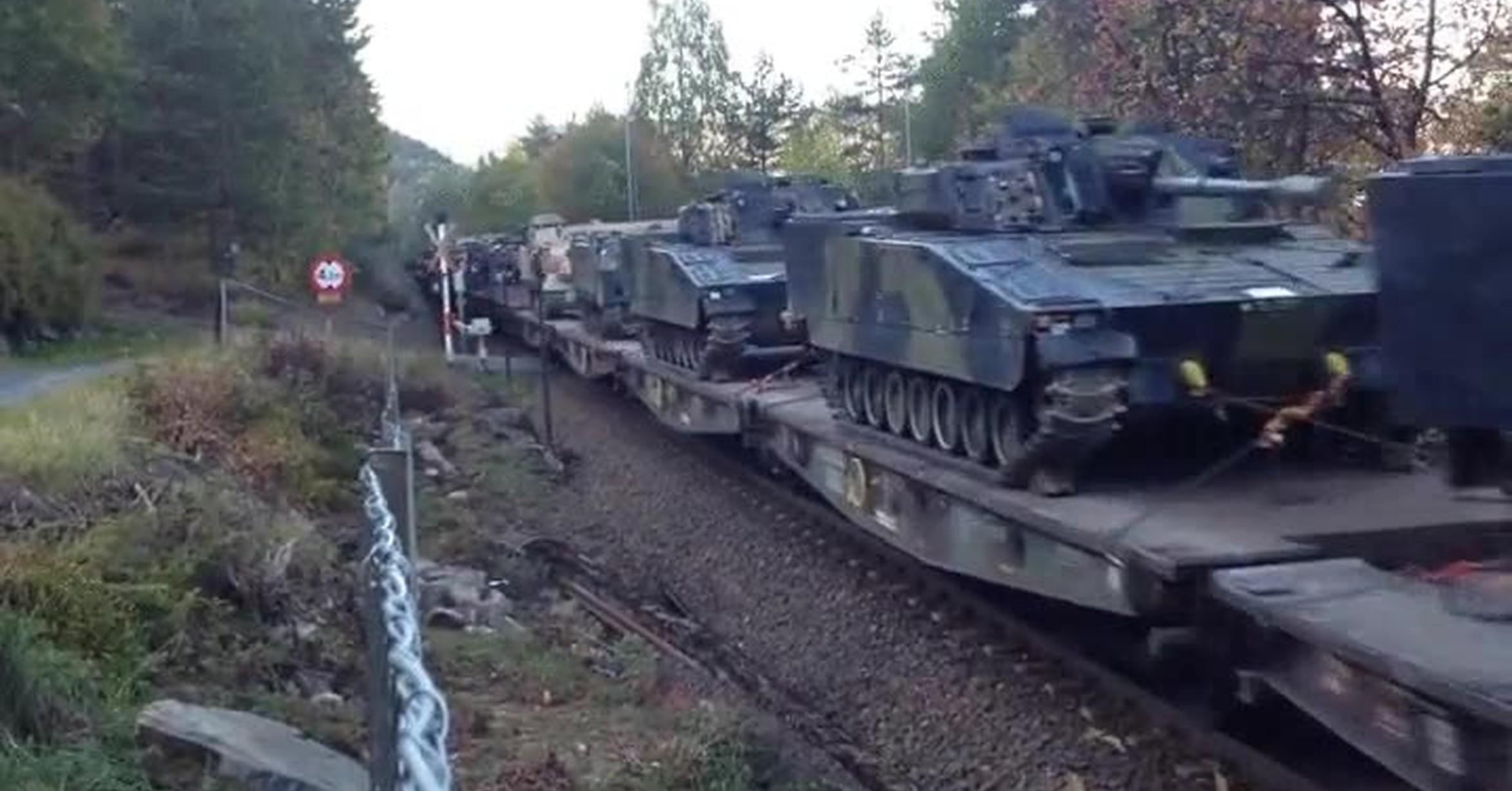 ¡Vaya GIF! / Este tren transportando tanques es lo más bélico que verás ...