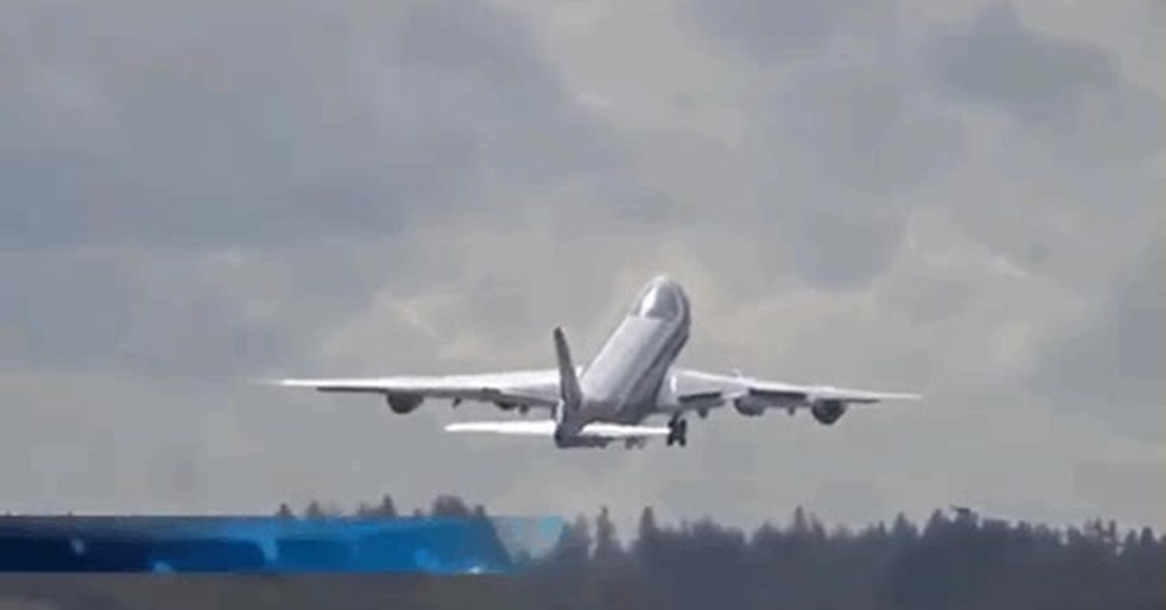 ¡Vaya GIF! / El piloto de un avión dice adiós con un arriesgado despegue