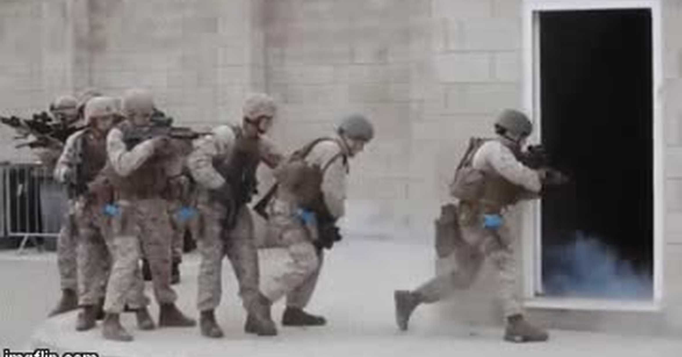 ¡Vaya GIF! / Hasta los militares tienen ese amigo torpe que...
