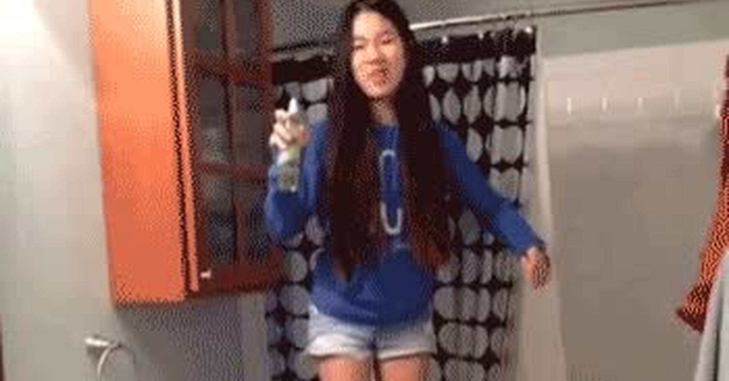 ¡Vaya GIF! / La forma más inutil de utilizar un spray para el mal olor