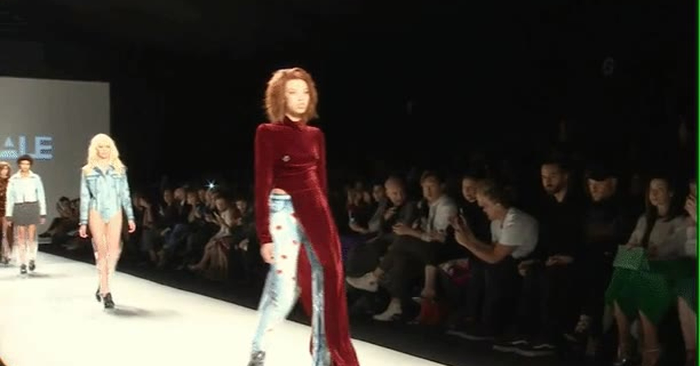 ¡Vaya GIF! / Cuidado: zona resbaladiza en la pasarela de moda