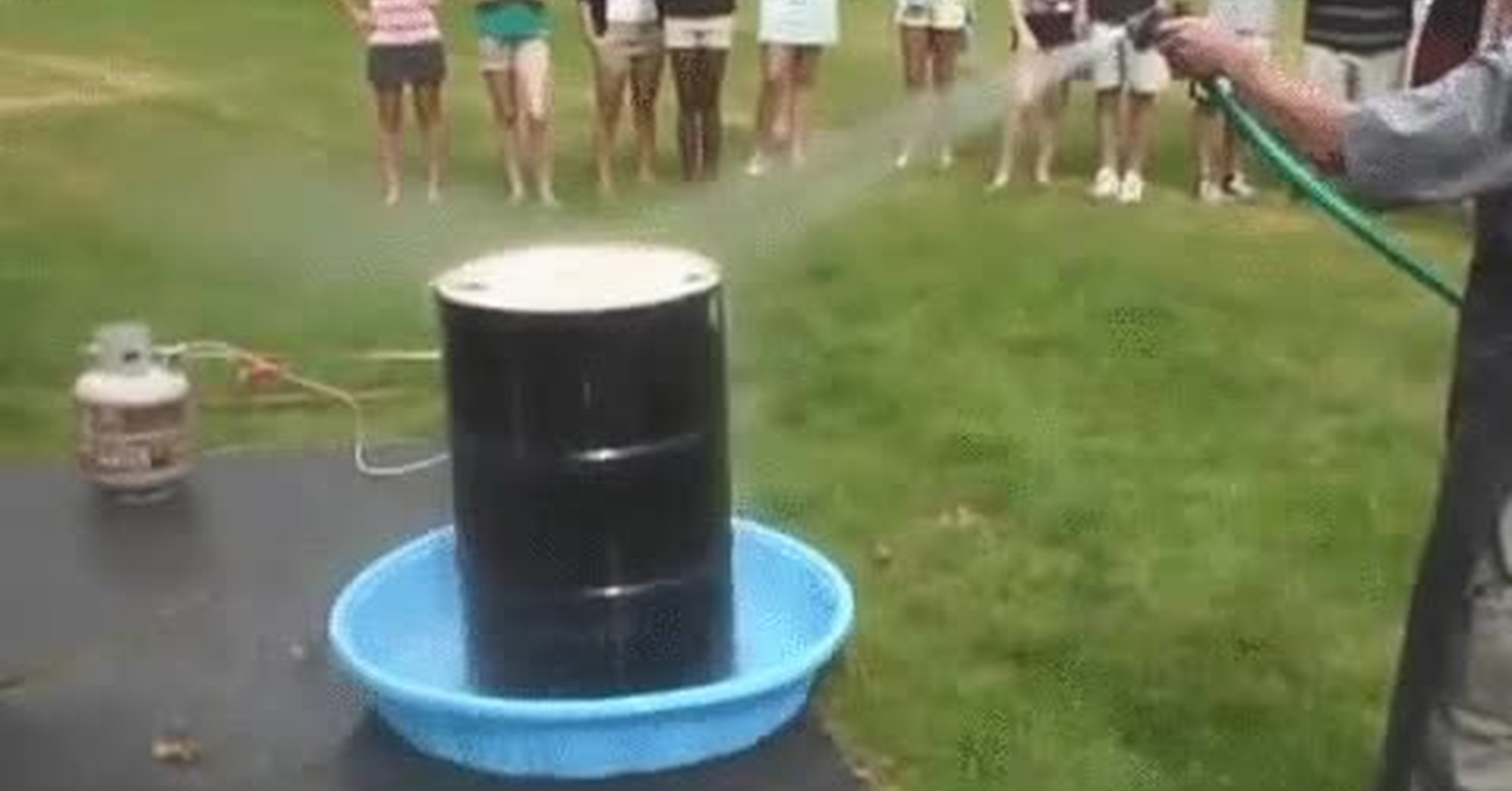 ¡Vaya GIF! / El efecto de un bidón implosionando