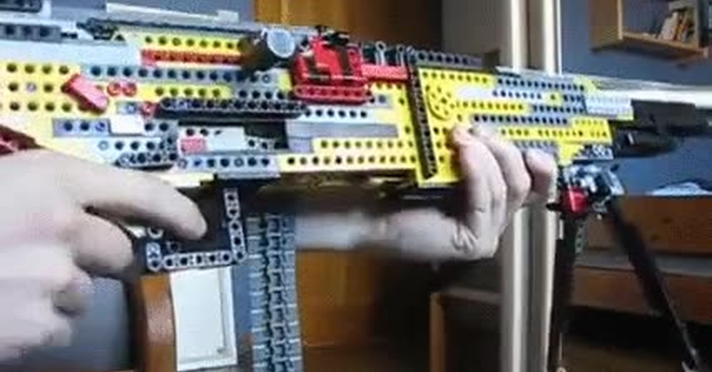 ¡Vaya GIF! / Una M-249 creada con LEGO, alucinante
