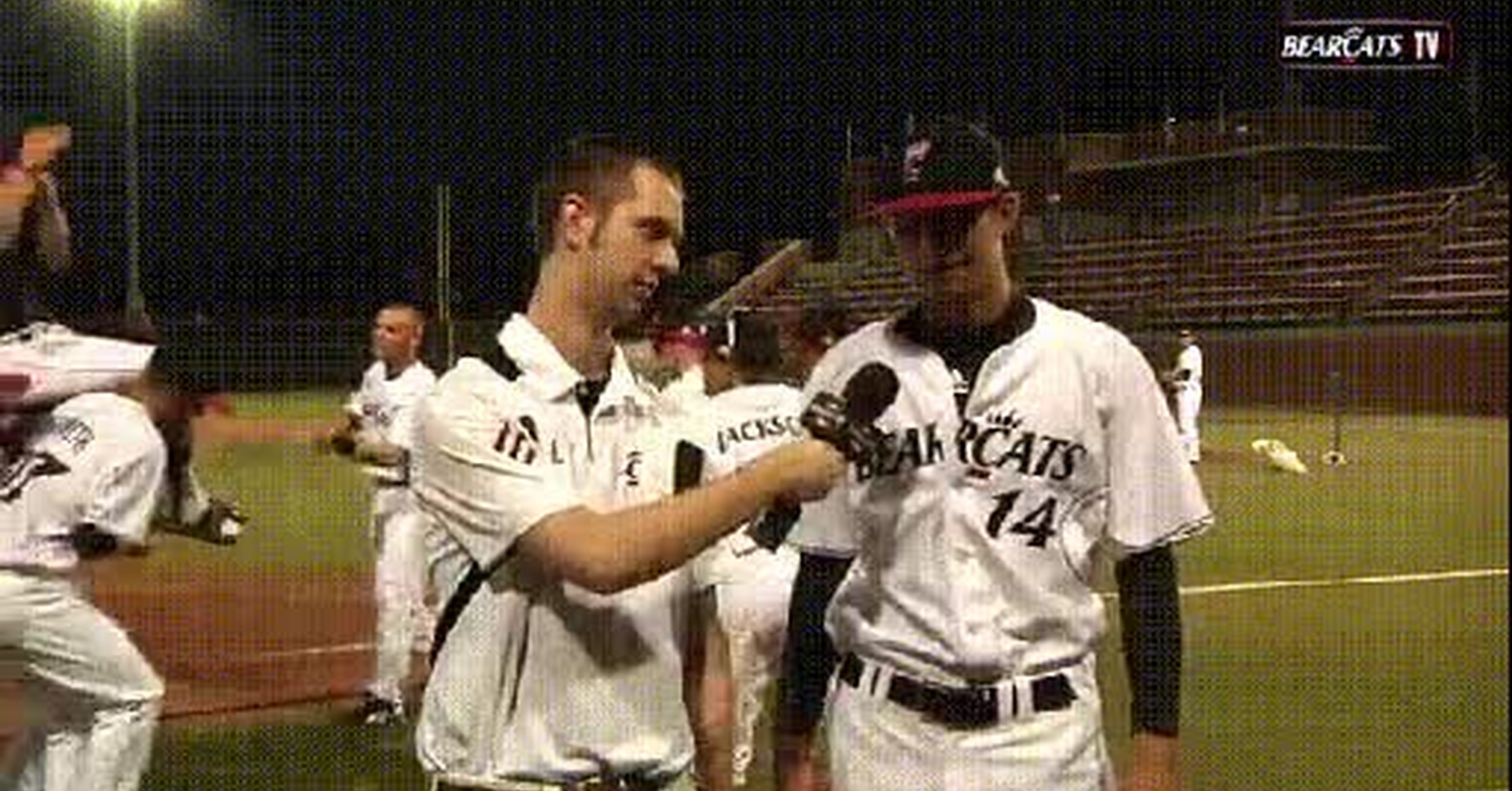 ¡Vaya GIF! / Cuando tienes que atender a la prensa y tus compañeros te ...