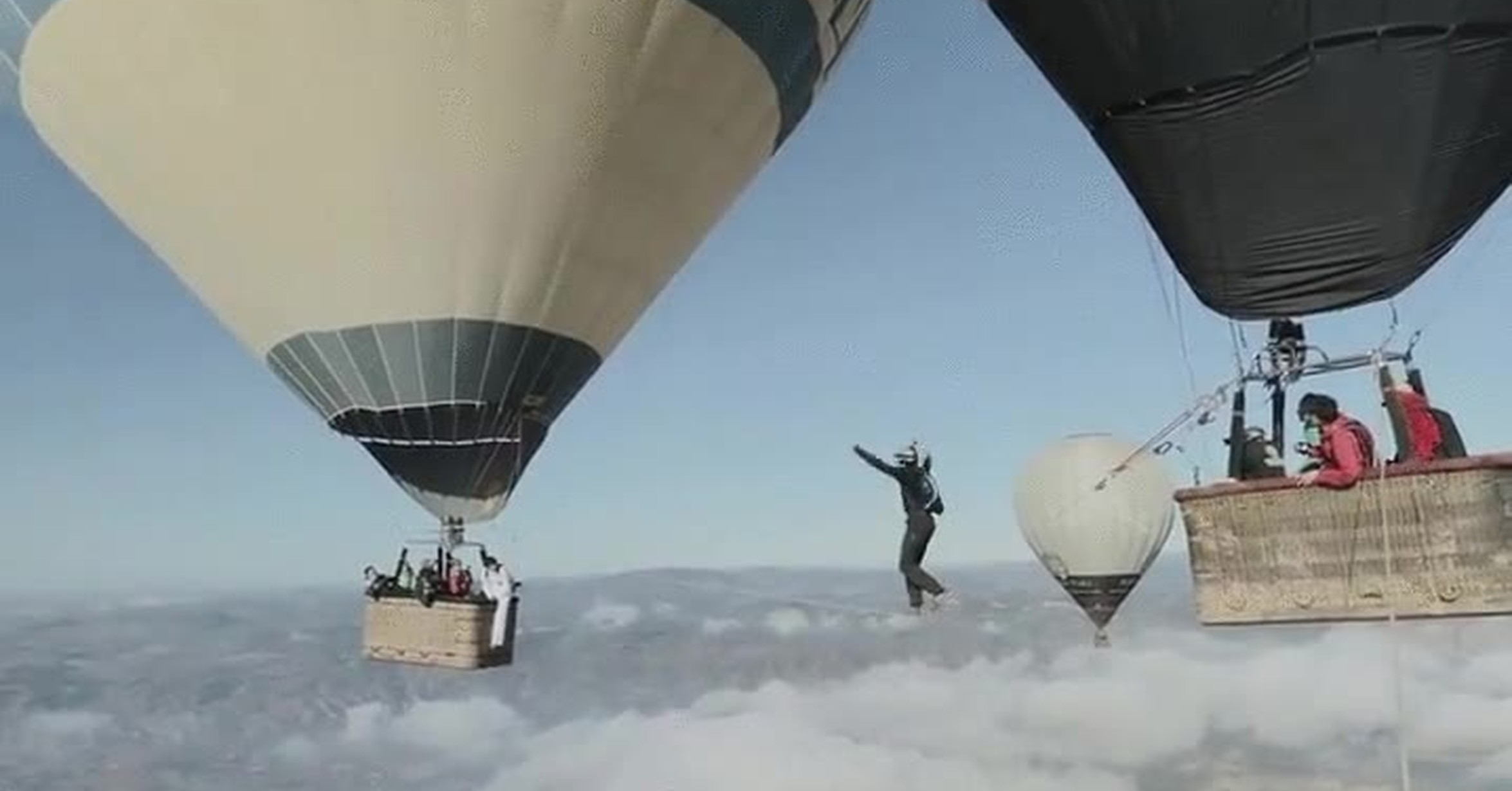¡Vaya GIF! / Caminando por la cuerda floja entre dos globos