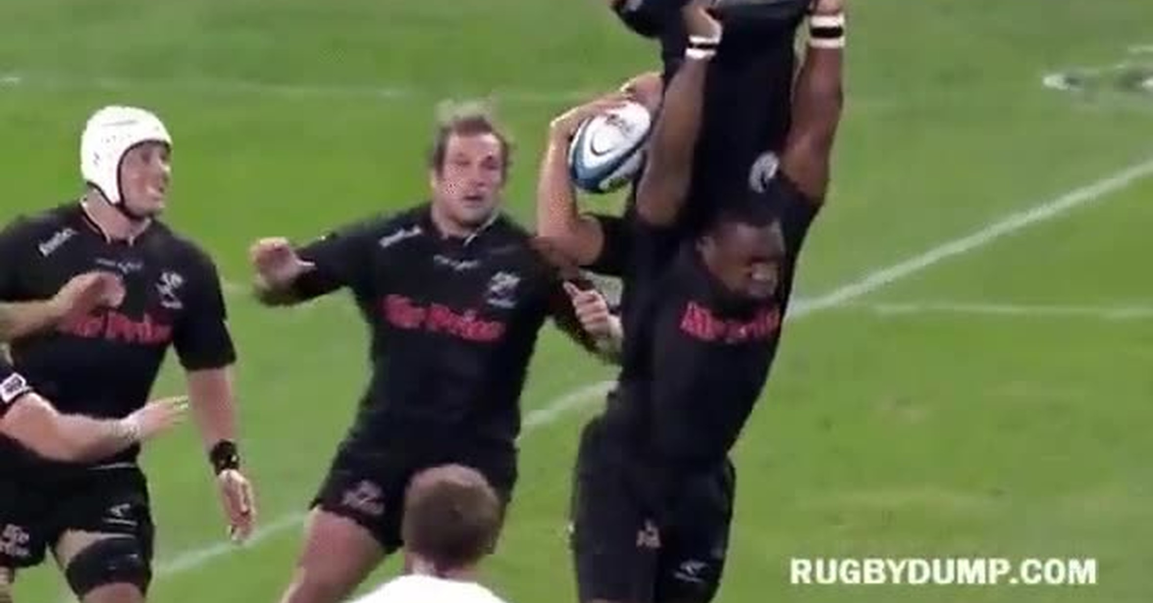 ¡Vaya GIF! / En el Rugby todo vale, hasta dejar colgado a tu compañero