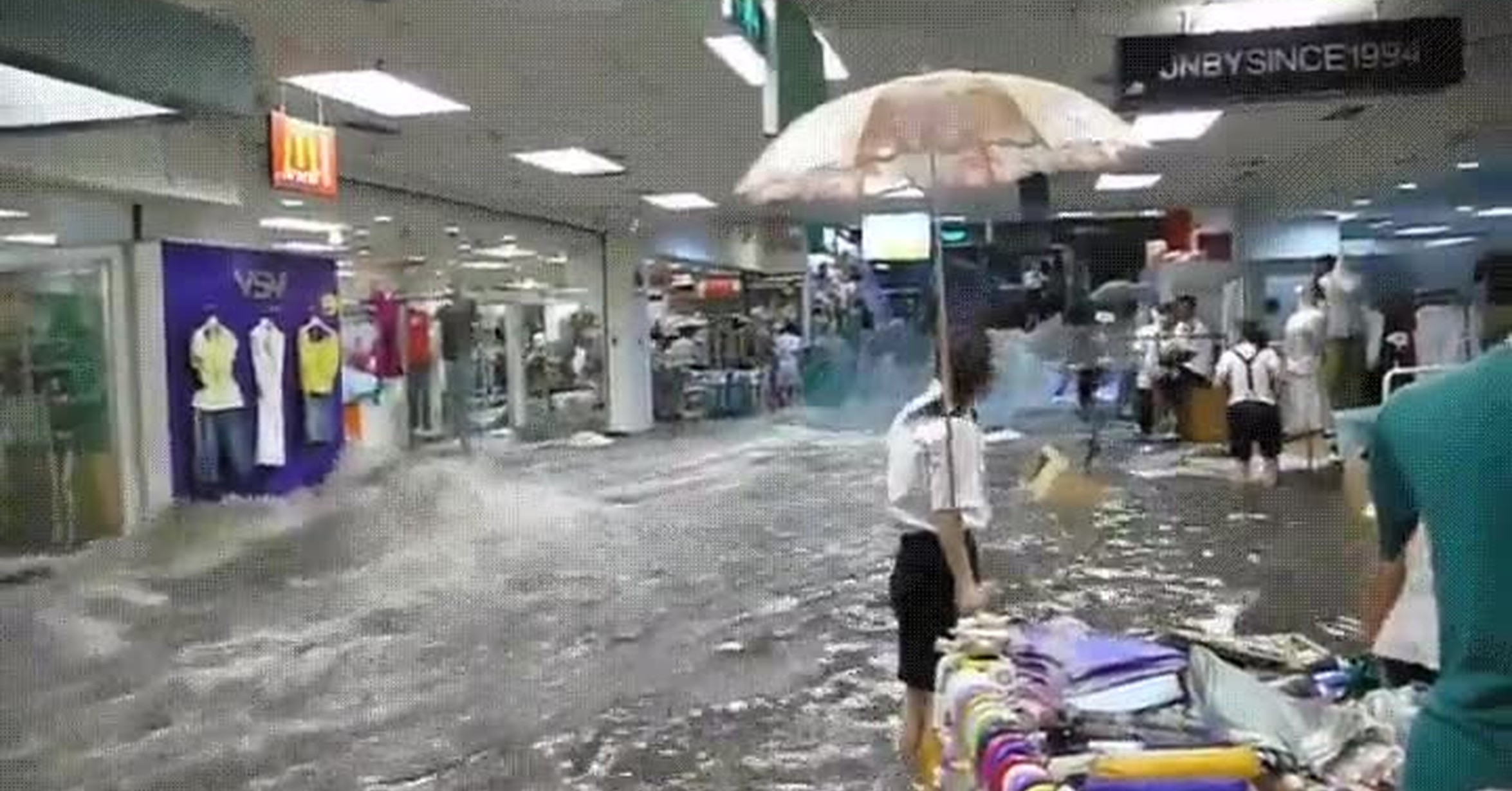 ¡Vaya GIF! / Terrible inundación en un centro comercial chino