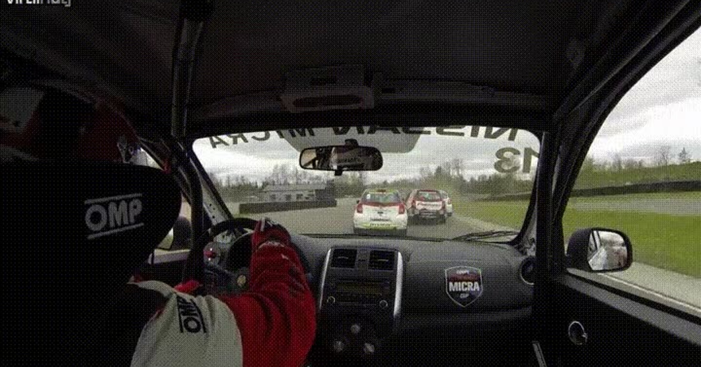 ¡Vaya GIF! / Esquivando un accidente múltiple en competición
