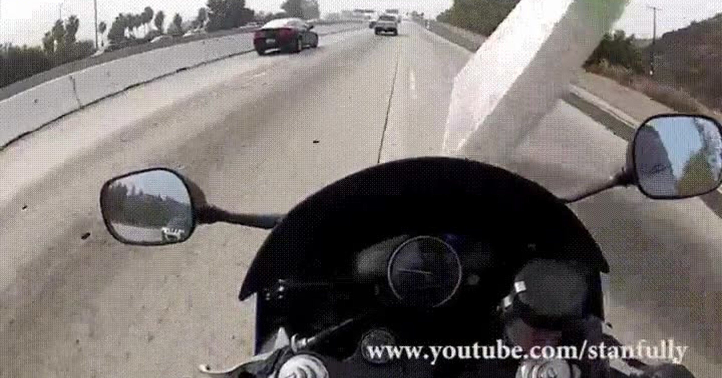 ¡Vaya GIF! / Motorista esquivando un colchón a alta velocidad