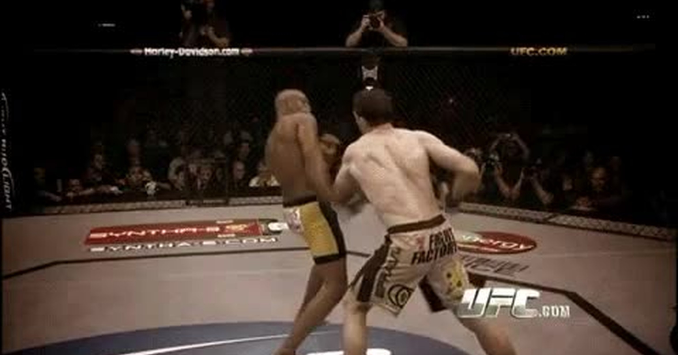 ¡Vaya GIF! / Anderson Silva gana todos los combates porque vive en Matrix