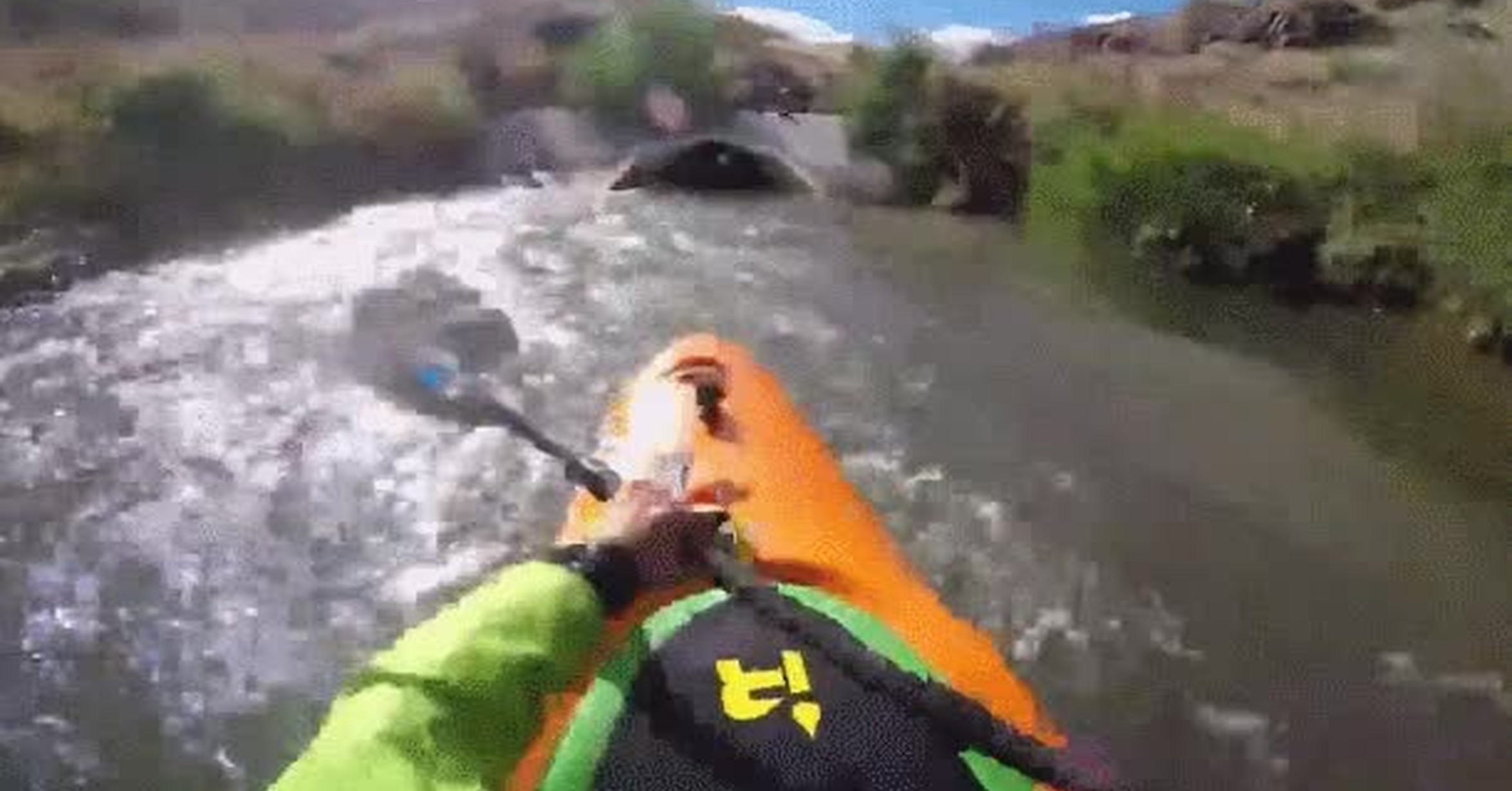 ¡Vaya GIF! / Hacer kayak por una tubería es un poco claustrofóbico pero ...