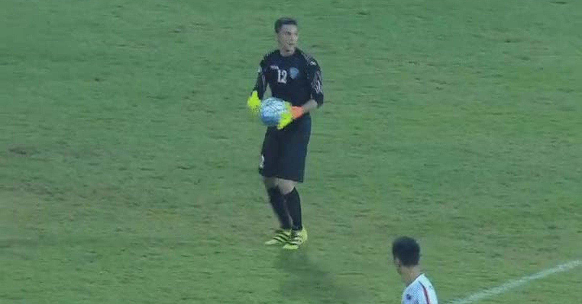 ¡Vaya GIF! / Cuando el portero marca un gol chutando desde su propia área