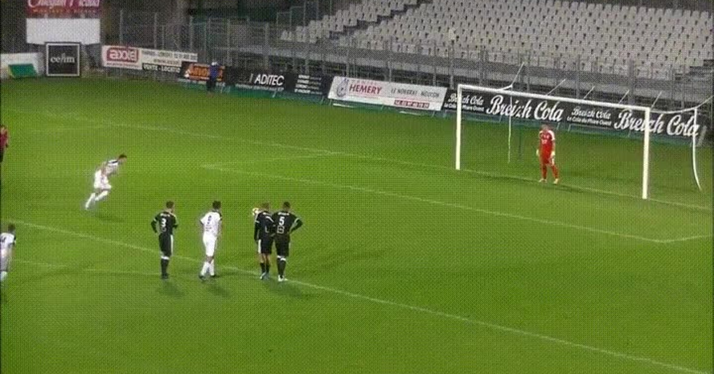 ¡Vaya GIF! / Cuando paras un penalti de la forma más ridícula pero ...