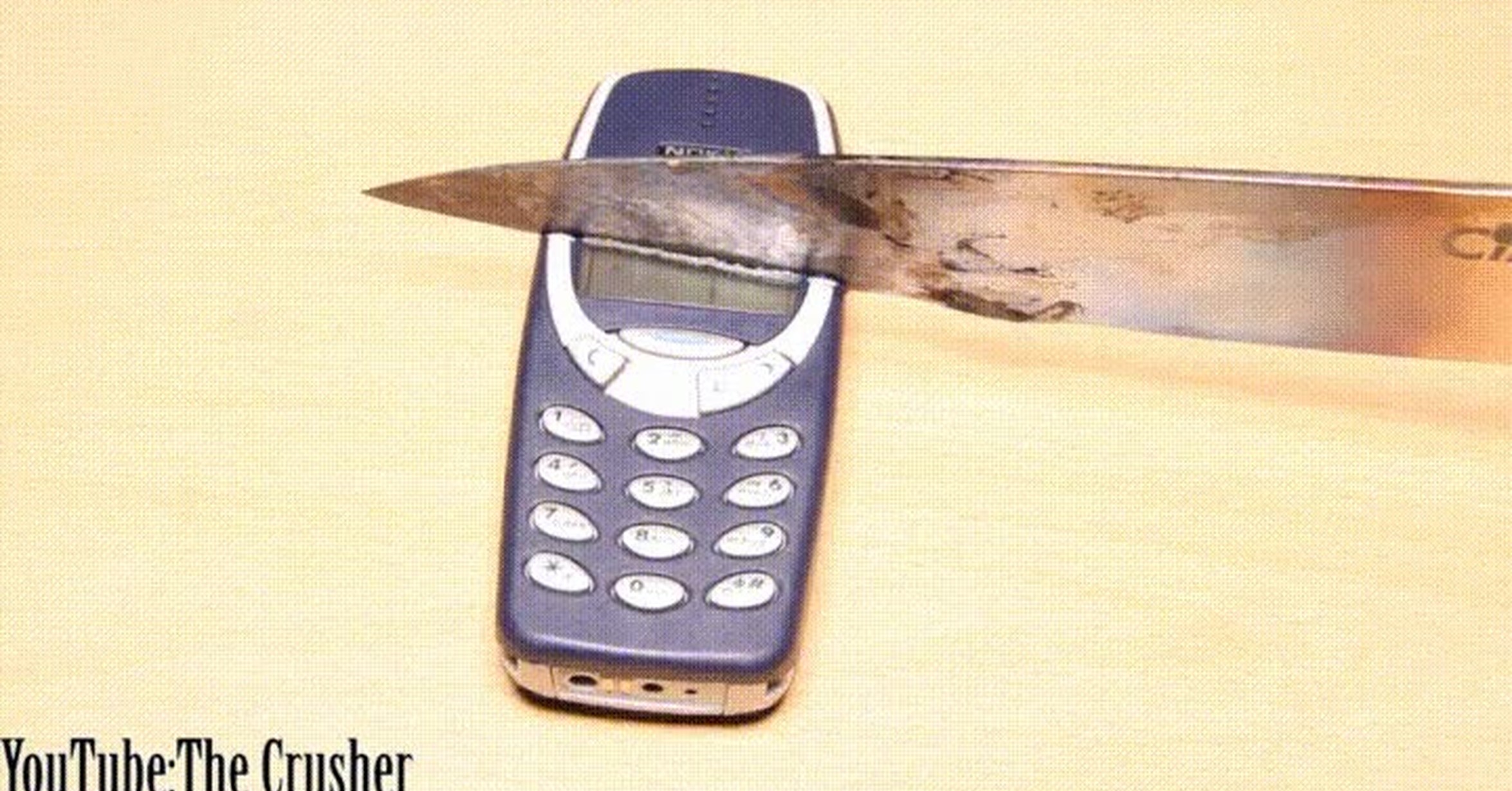 ¡Vaya GIF! / Hoy es un día histórico. Han conseguido dañar un NOKIA 3310