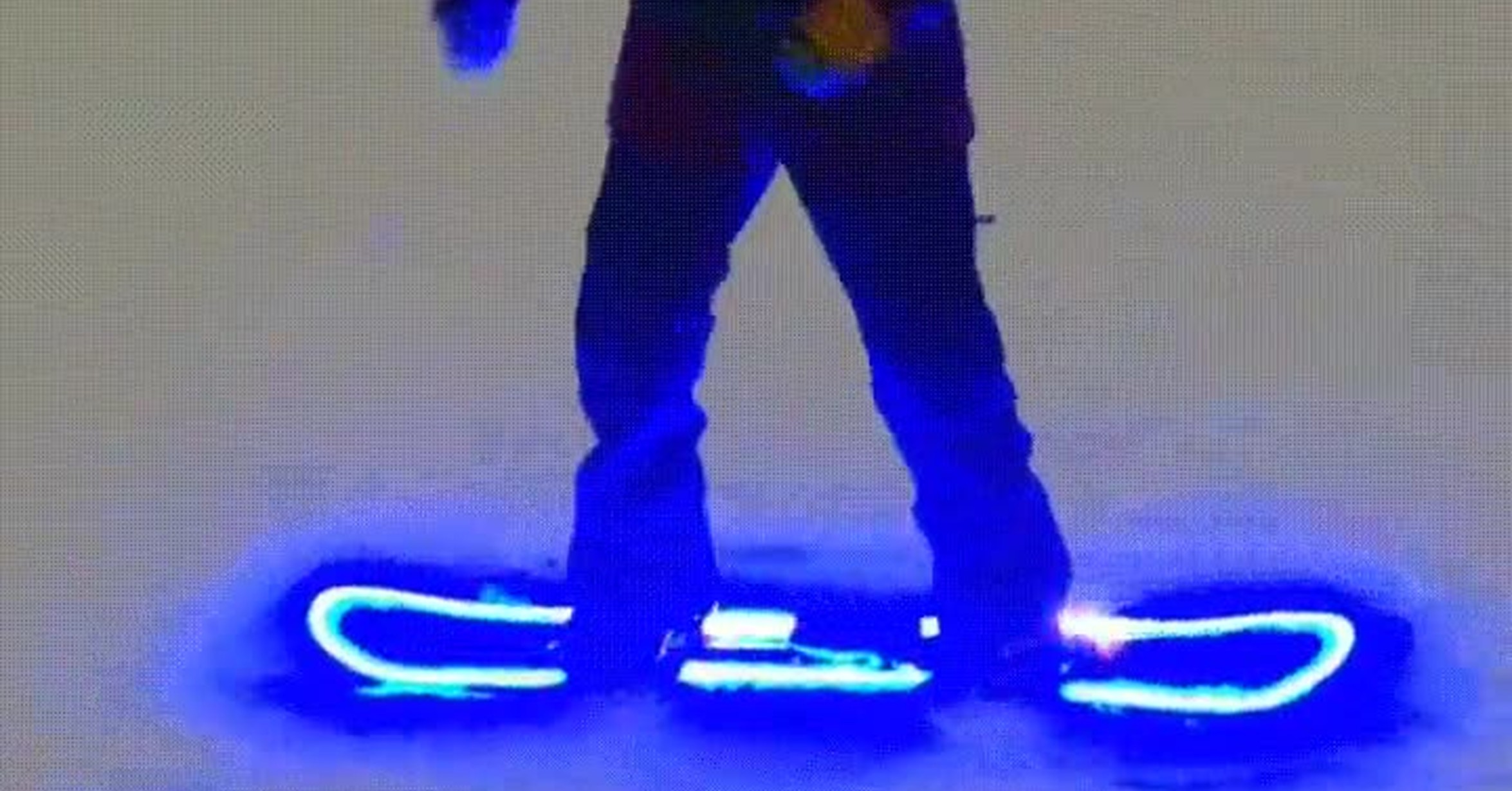 ¡Vaya GIF! / El increíble efecto de instalar LEDS en tu tabla de snowboard